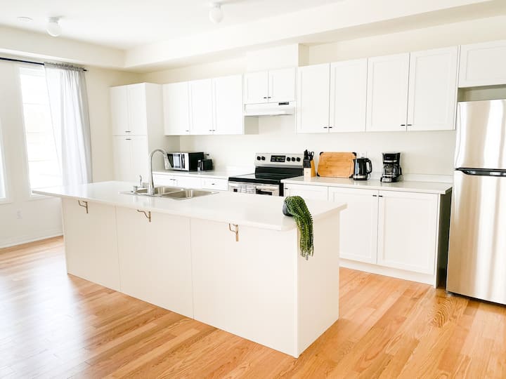 King Suite Bowmanville| Private Ensuite & Parking - Bowmanville