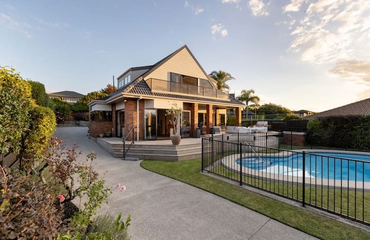 Large Home - Pool & Water Views - Tauranga