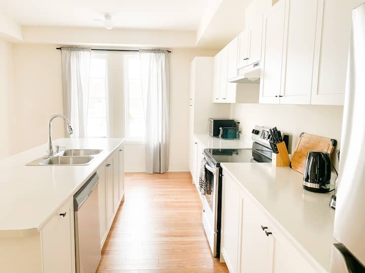 Queen Suite- Bowmanville - Bowmanville
