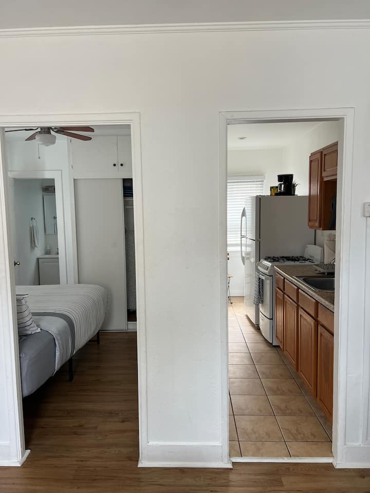 1bedroom +Parking 1/2 Block To Ocean (Beach House) - San Diego, CA