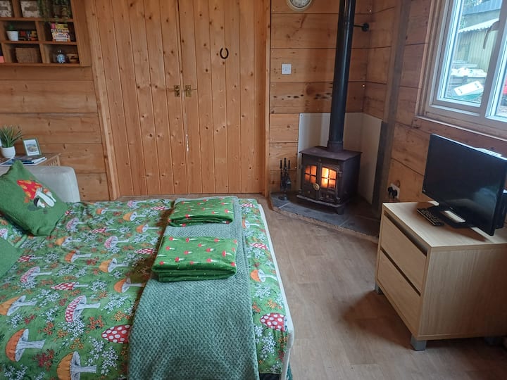 The Cabin – Rustic Walkers’ Retreat, Peak District - Rudyard Lake