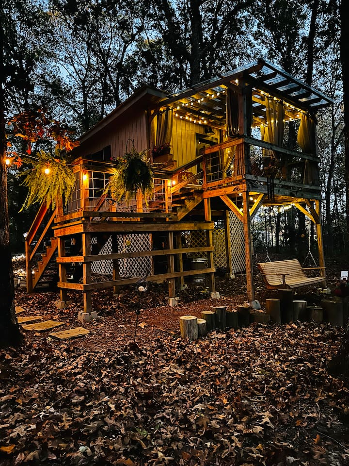 The Little, Petite Retreat Treehouse - McMinnville, TN