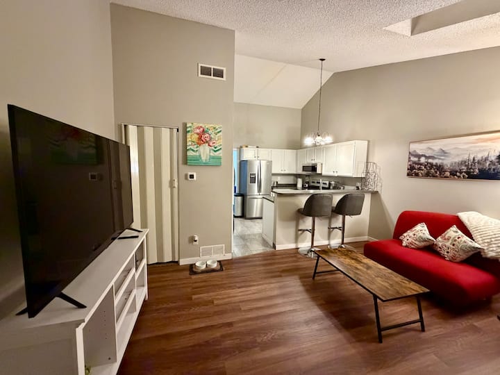 Updated 1br | Workstation, Balcony & Free Parking - オーロラ, CO
