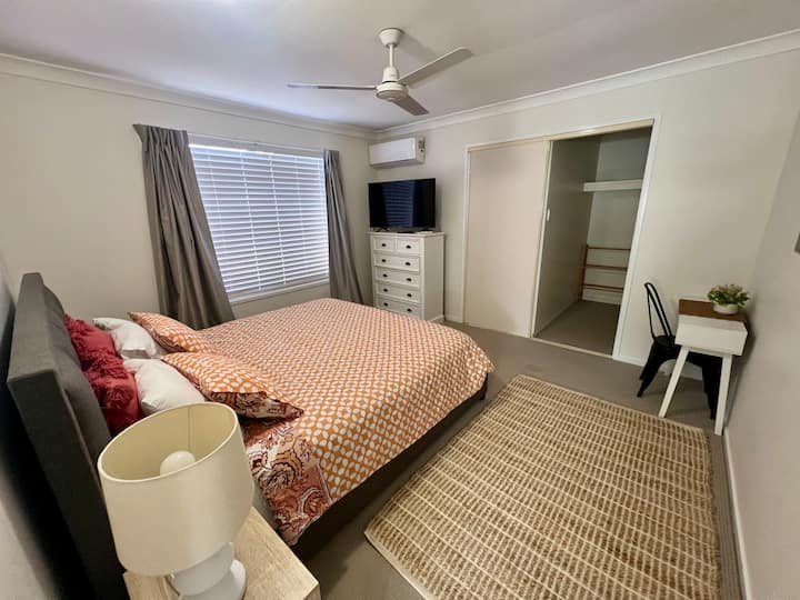 Family Pet Friendly House, Bribie Holidays - Sandstone Point