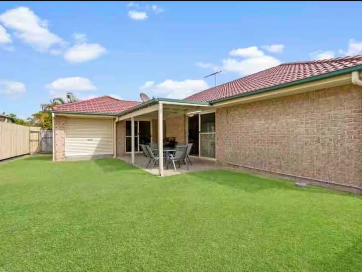 Family Pet Friendly House, Sandstone Point - Bribie Island