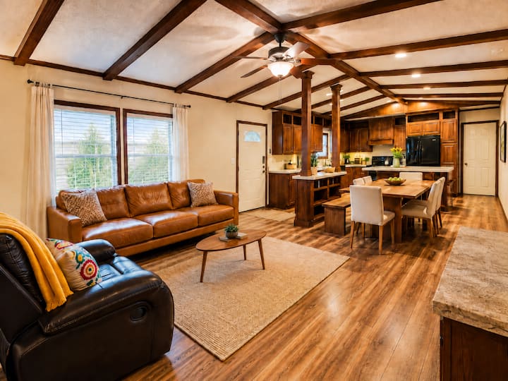 Concan Cabin Near Frio River & Garner Park - Concan, TX