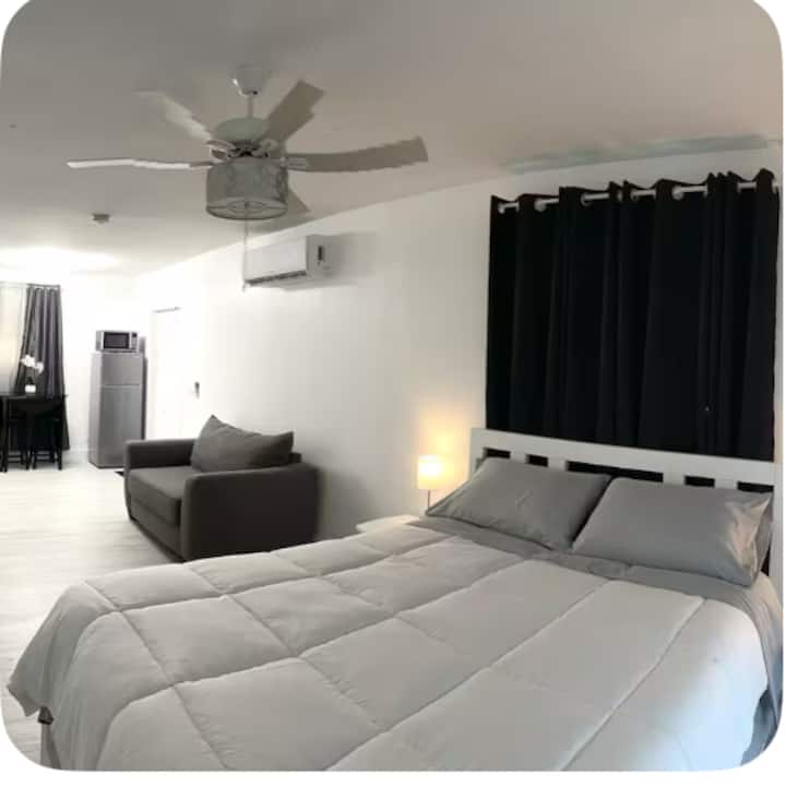 Cozy Studio W/ Private Entrance, Bathroom & Pool - Pompano Beach, FL