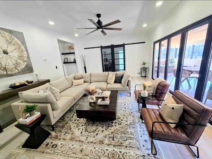 Modern Farmhouse On 2 Acres, Mins From Atl Airport - Union City, GA