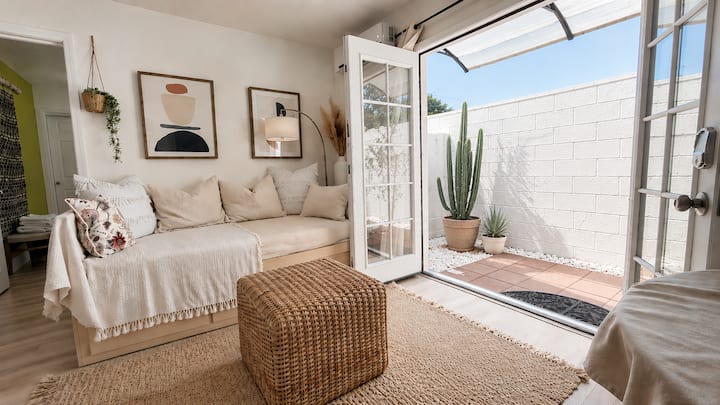 Private Suite • Kitchen • 2 Beds • Yard • Sleeps 4 - Orange County, CA