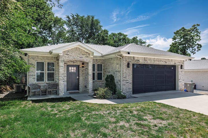 3/2 Walk To Oaklawn W/ Firepit & Courtyard - Hot Springs, AR