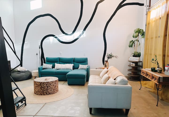 Urban Loft + Private Driveway - Riverside