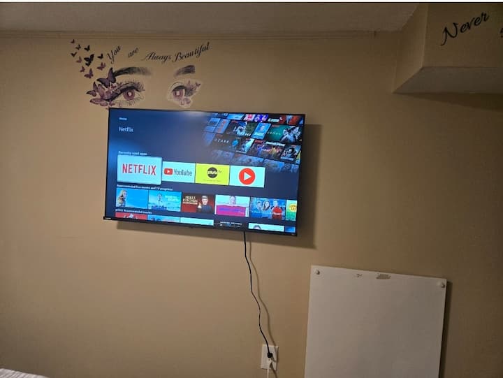 Private Room Near The Beach Tv(netflix) &Parking - Ajax