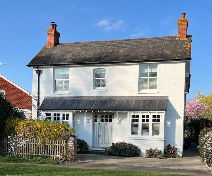 Classic Village House Near Guildford, Surrey - Guildford