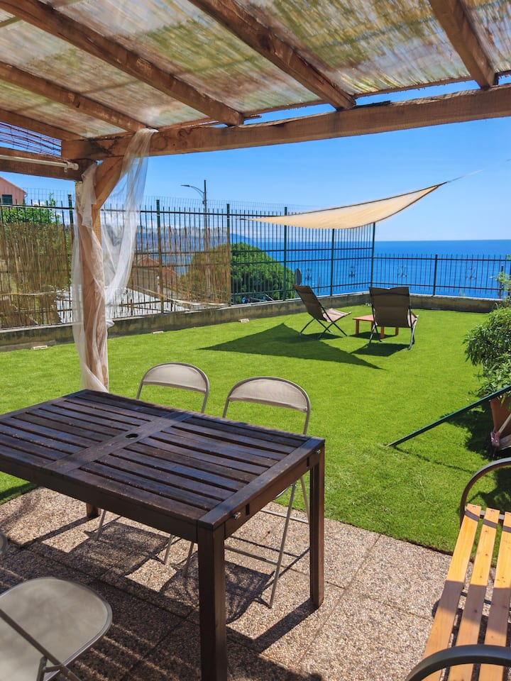 La Mansarda Di Crevari, Posto Auto E Giardino - Italy