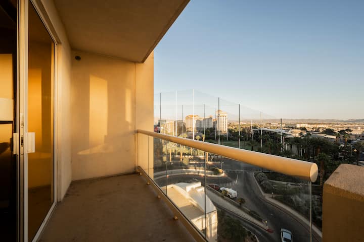 Vegas Strip Balcony Suite | 1br/2ba W/jetted Tub - Las Vegas