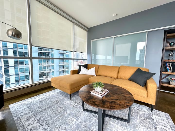 Best *Stampede* Location 1b Condo+free Parking! - Calgary