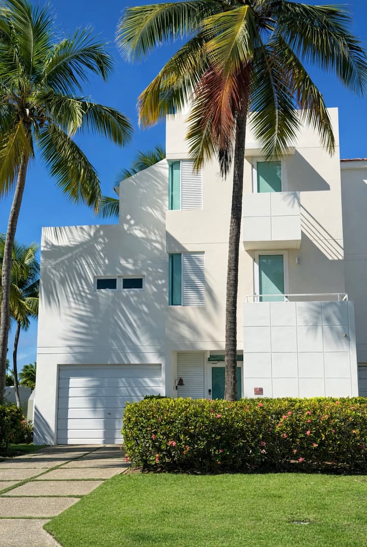 Beautiful Dorado Villa Golf & Lake Views - Dorado