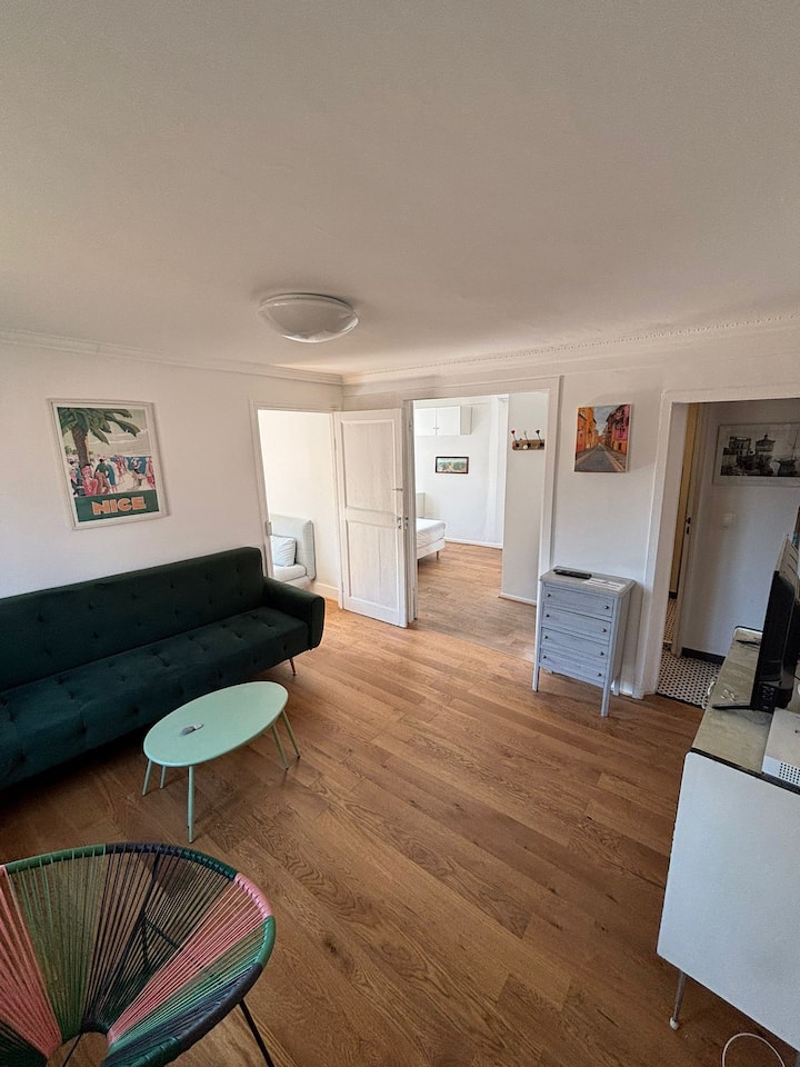 A/c & Family Spot In Vieux Nice - ibis budget Nice Californie Lenval
