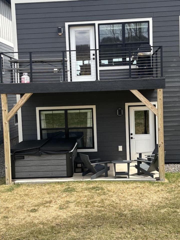 Riverwest Escape - Hot Tub - Sauna - Dog Friendly - Duluth, MN