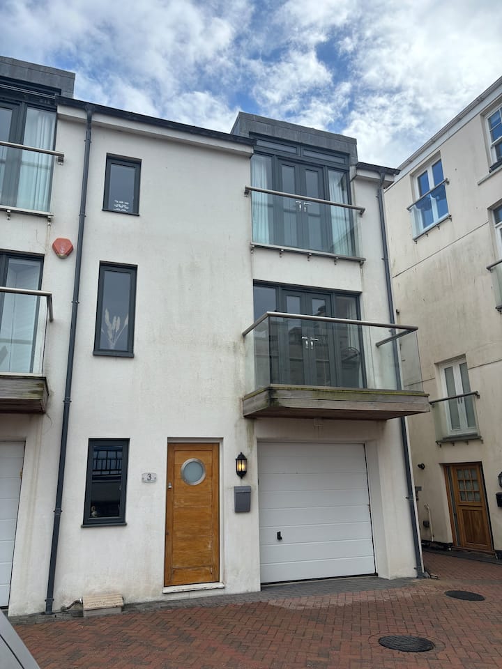 Spacious, Modern Home- Minutes To Harbour & Beach. - Ilfracombe