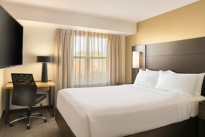 Minutes To Northwest Park! Complimentary Breakfast - Cary, NC