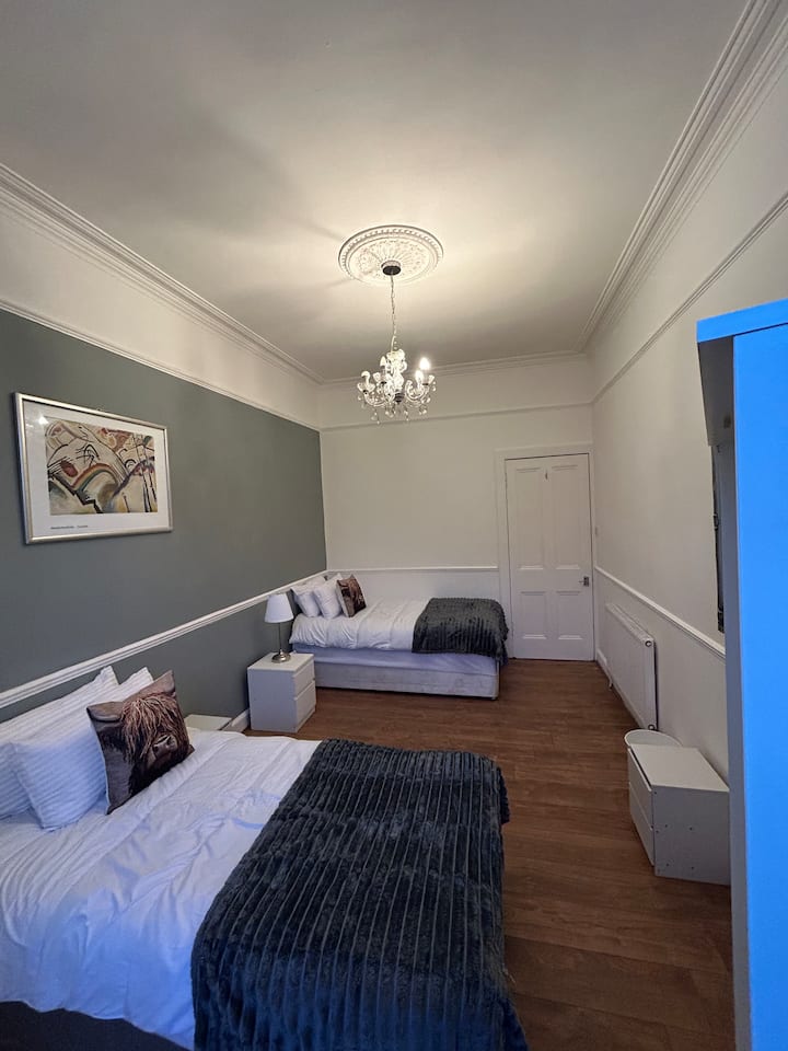 Central 3 Bedroom Apartment - Edinburgh