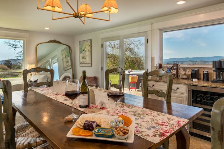 Amazing Vineyard Views, Hot Tub, Pet Friendly - Alexana Winery, Newberg