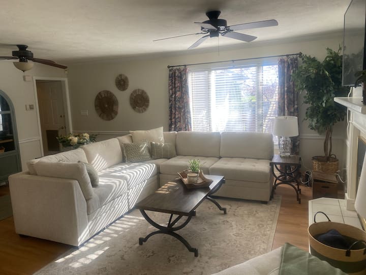 Charming 4 Bedroom 3.5 Bath Home With Hot Tub! - Idaho Falls, ID