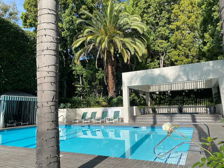 Sunset Blvd, Pool, Jacuzzi, Gym, Tennis, Condo! - West Hollywood, CA