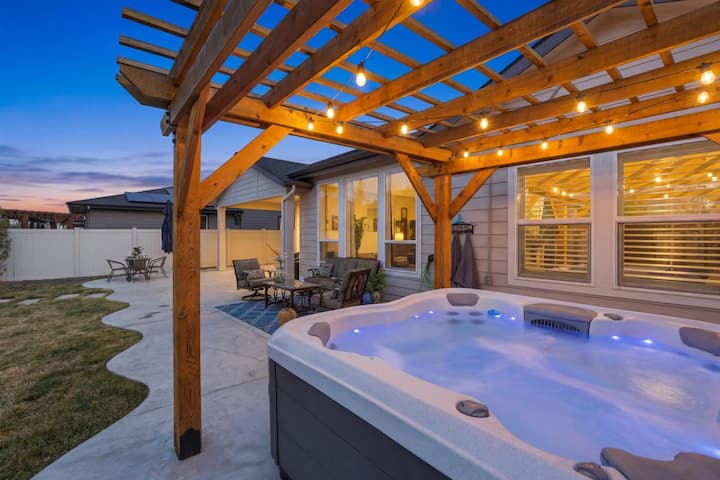 The Blue Heart & Hot Tub - Meridian, ID