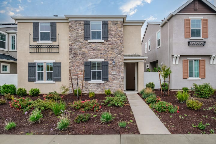 Newbuilt*pet*close2shop*corp/insur Housing*24/7* - Roseville, CA