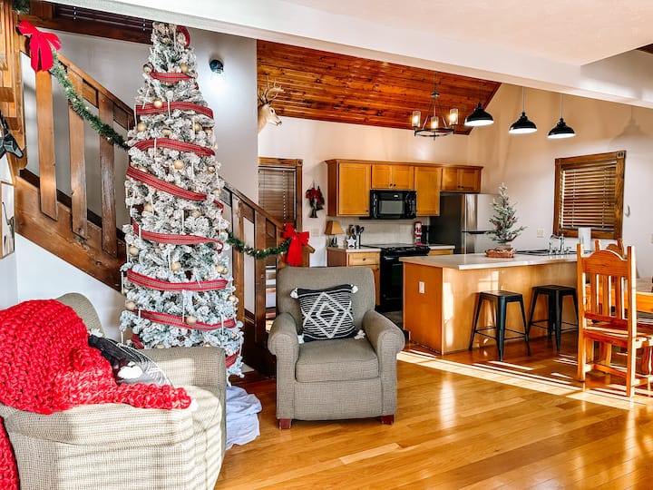 Pine Grove Cabin (Side A) - Branson, MO