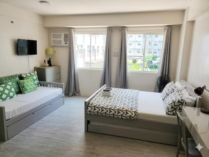 227 Studio Condo Beside Ayala For 4, Pool, Near Sm - Bacolod