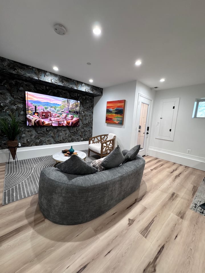 2 Bed/ 2 Bath Modern Townhouse With Park View - Washington, D.C.