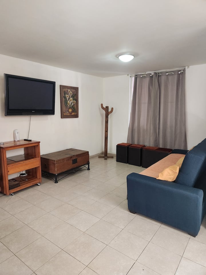 Cómoda Casa Con Cochera - Aguascalientes