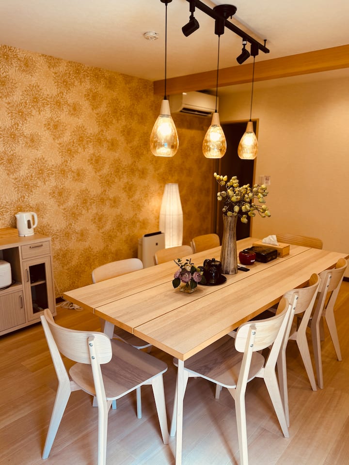 心斎橋へ6分、一軒家丸ごと貸切り！4寝室・8台のダブルベッド、バスルーム2、トイレ2 - Japan