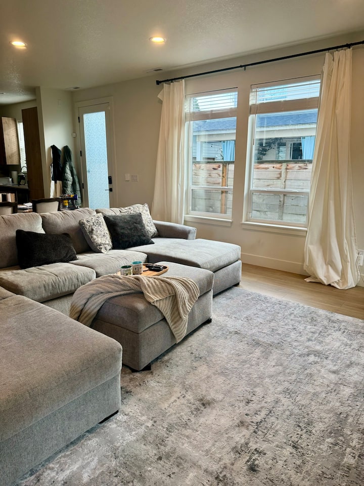 Modern Bright Home W/ Garage & Ev Charger - Vancouver, WA