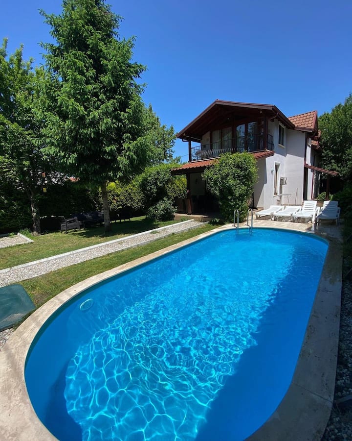 Sapanca Bağdat Caddesinde Sıcak Havuzlu 5+2 Villa - Sapanca