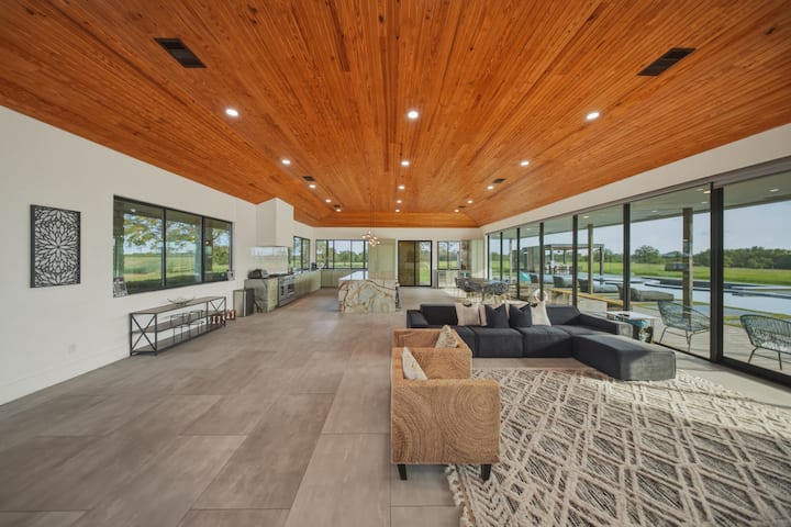 Group Getaway On 100 Acres: Pool, River & Fishing - Smithville, TX