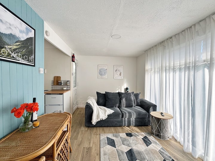 Couples Getaway - Waterfall View - Caernarfon