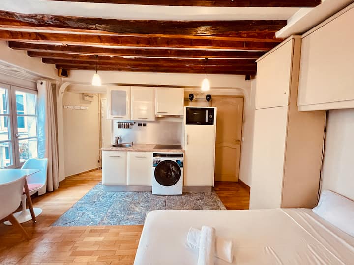 Your Cute Home In Le Marais! -