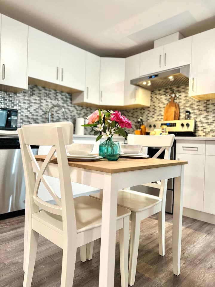 Cozy Modern Guest Suite With Full Kitchen - Maple Ridge