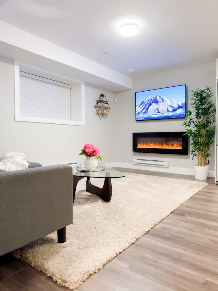 New Private Modern Guest Suite With Full Kitchen - Maple Ridge