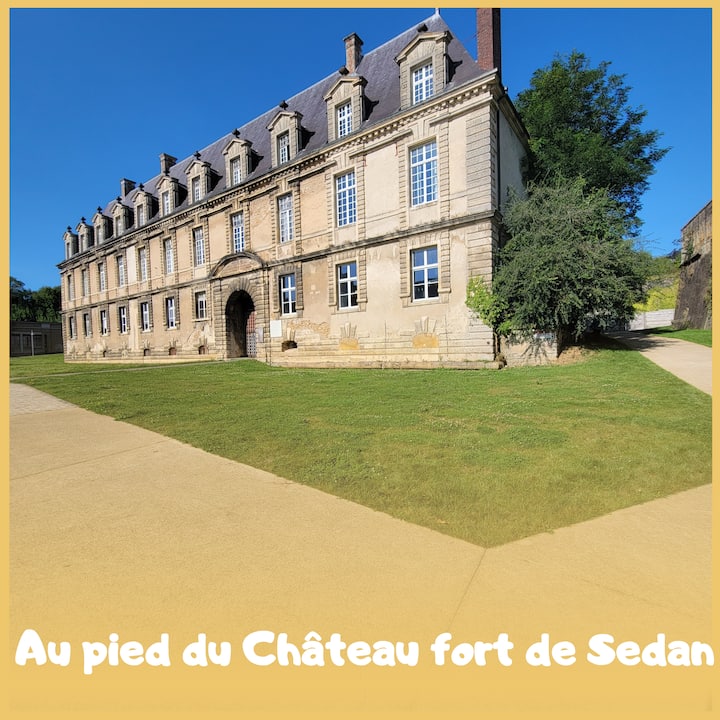 Château Des Princes " Fleur De Lys " - Sedan