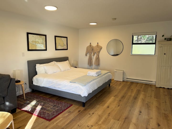 Serene Bluff Suite With Ocean Views - Gibsons