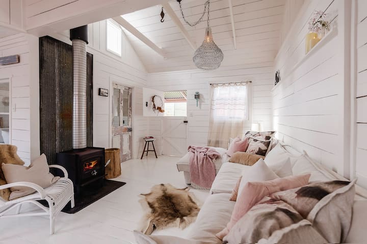 The Prettiest & Most Spacious Bay Shack In Strahan - Strahan
