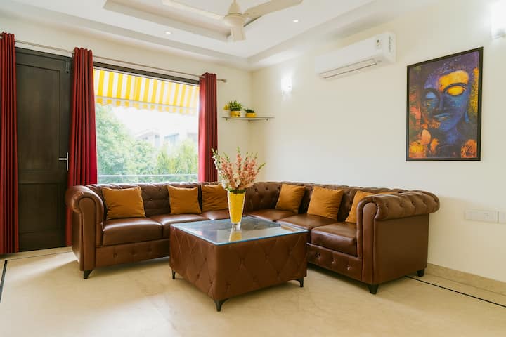 Sts: Contemporary East-of-kailash-3bhk Metro 100m - New Delhi
