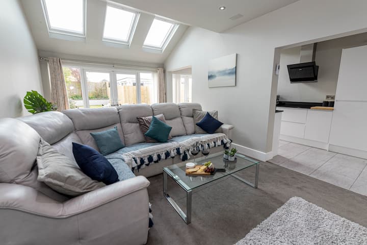 Open Plan Living Area & Garden Close To Poole Quay - Poole