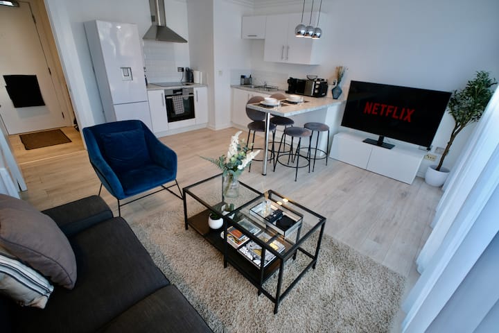 Central, Ideal Layout, Two Bedroom, Two Bathroom - Salford