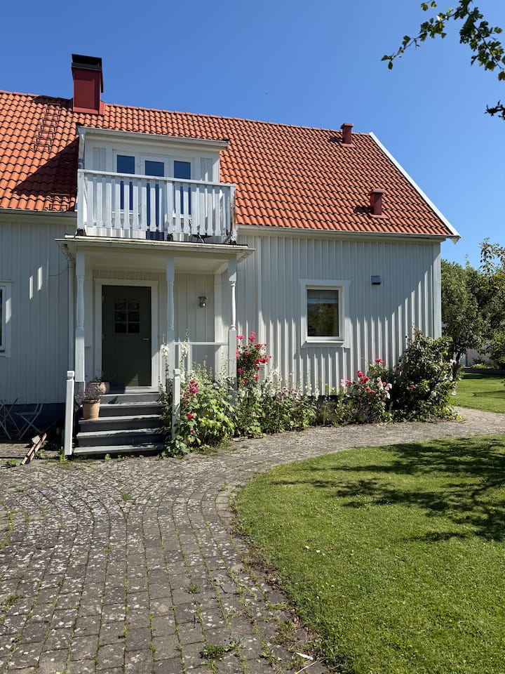 Charmig Trävilla Med Generösa Ytor - Habo
